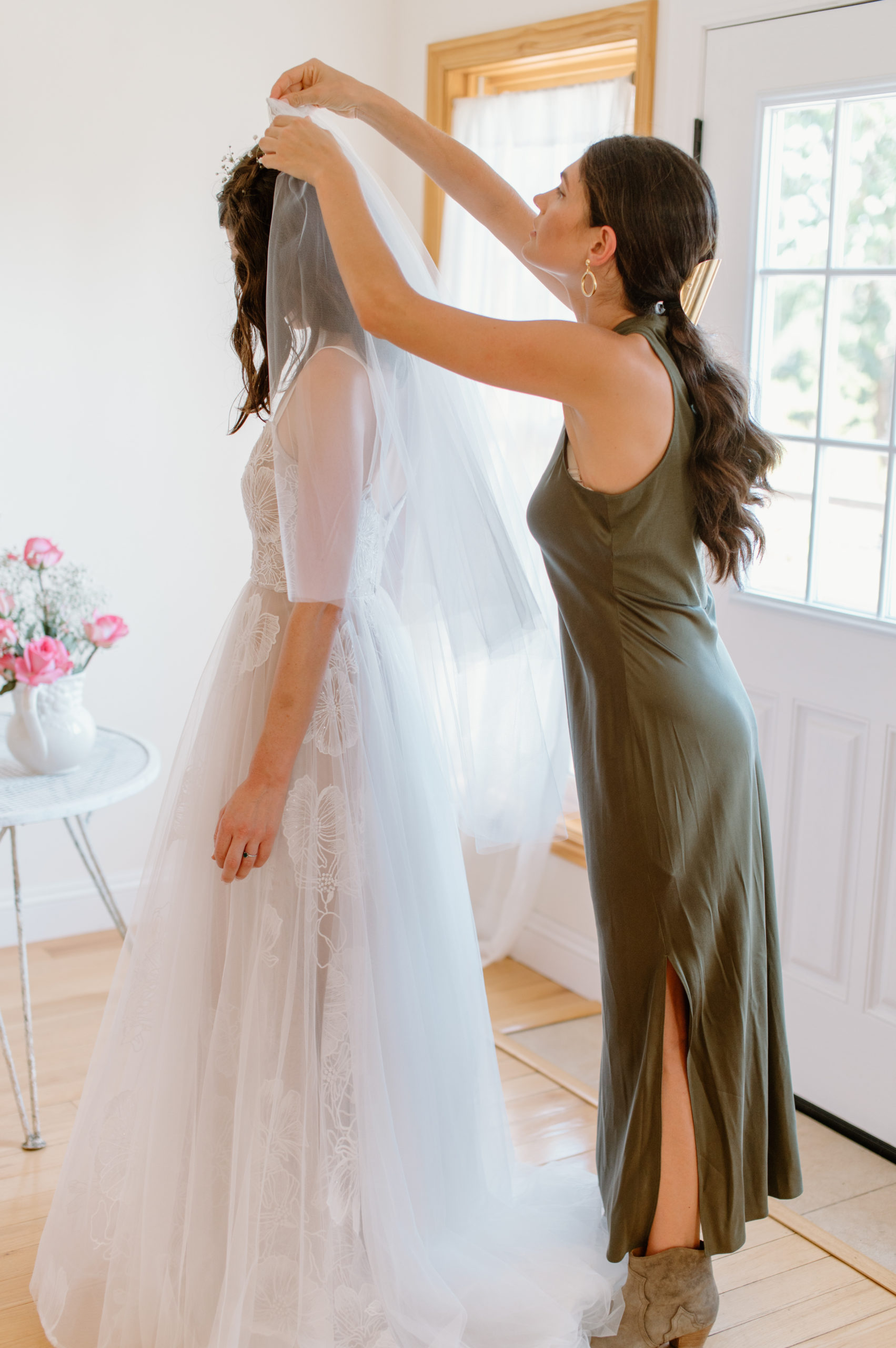 Bride and Groom Getting Ready Photos | sydneyjaiphotography.com