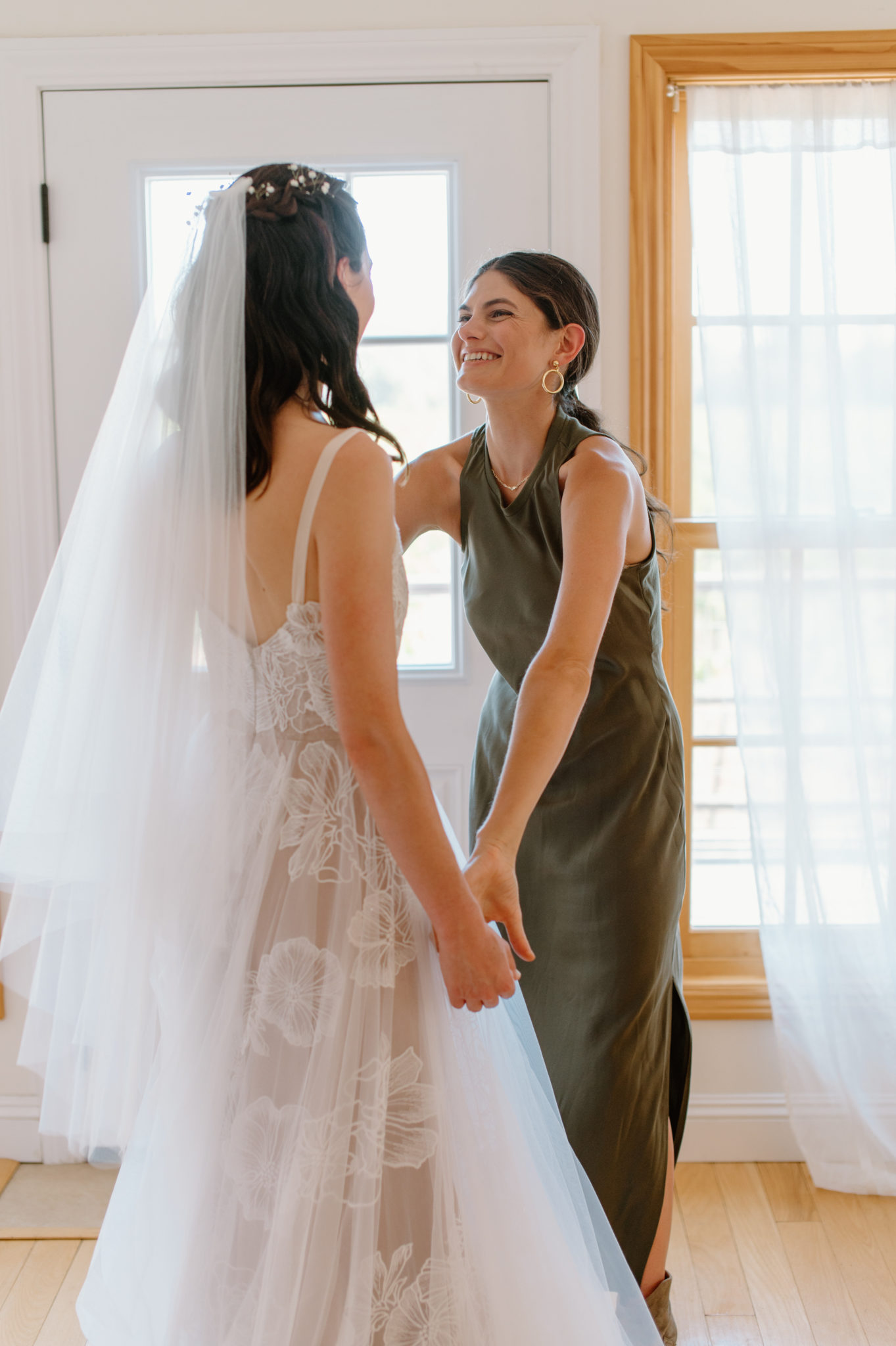 Bride and Groom Getting Ready Photos | sydneyjaiphotography.com